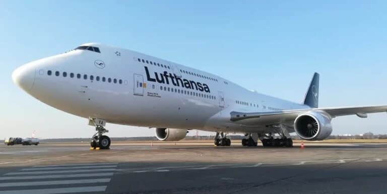 20 Types of Airplanes and Their Uses [With Pictures & Names ...